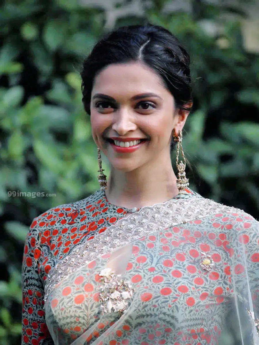 Deepika Padukone's popular Saree looks | mirchiplus