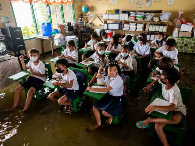 A flooded school - In pics: Students study in flooded Philippines ...