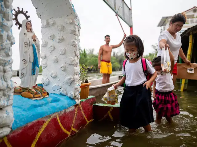 A flooded school - In pics: Students study in flooded Philippines ...