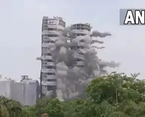 Noida Supertech Twin Towers Demolition LIVE Updates: Boundary wall of a ...