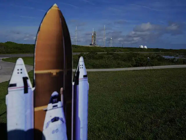 322-foot (98-meter) rocket - NASA fuels moon rocket for liftoff on 1st ...