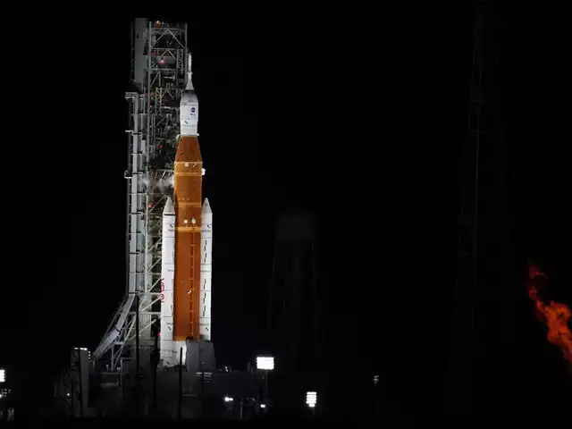 322-foot (98-meter) rocket - NASA fuels moon rocket for liftoff on 1st ...