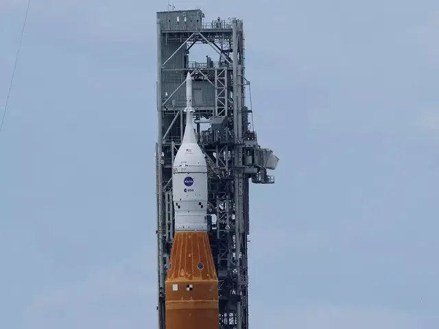 322-foot (98-meter) rocket - NASA fuels moon rocket for liftoff on 1st ...