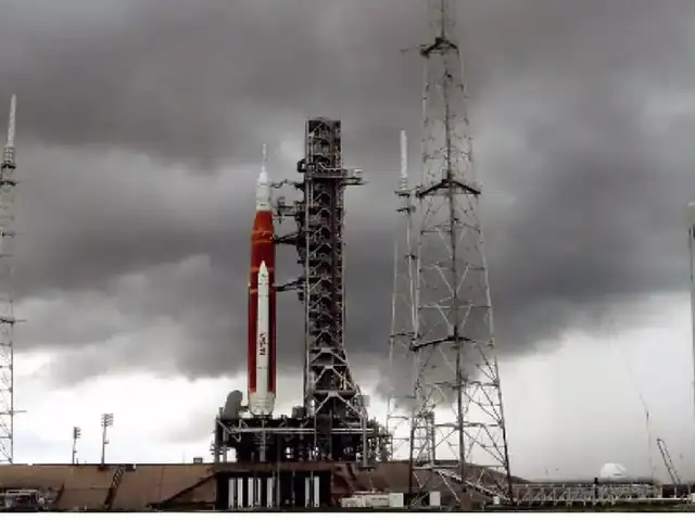 322-foot (98-meter) rocket - NASA fuels moon rocket for liftoff on 1st ...