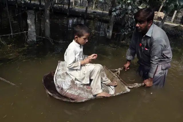 pakistan: Pakistan floods 'worst in country's history' - Underwater ...