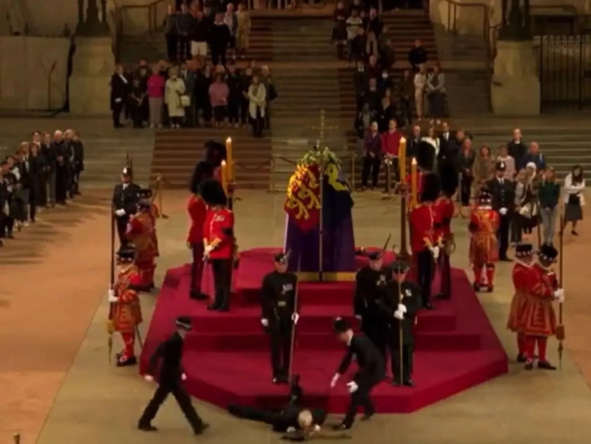 Royal guard Collapse: Royal guard protecting Queen Elizabeth's coffin ...