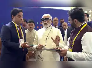 jio glass: PM Modi experiences next-gen Jio Glass at 5G launch; Here's ...