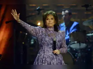 Loretta Lynn: Dolly Parton leads tributes to late country music legend ...