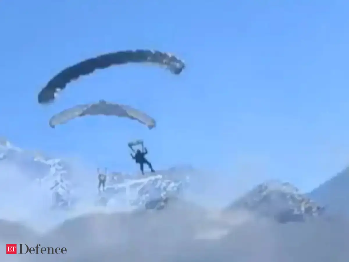 Watch: Indian Army Special Forces carry out combat free fall, delivery ...