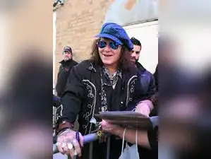 Johnny Depp clean shave: Johnny Depp turns clean-shaven, shocks fans ...
