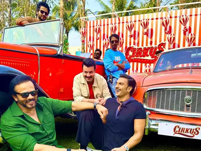 Ranveer Singh Cirkus Movie: Ranveer Singh wraps Rohit Shetty's family ...