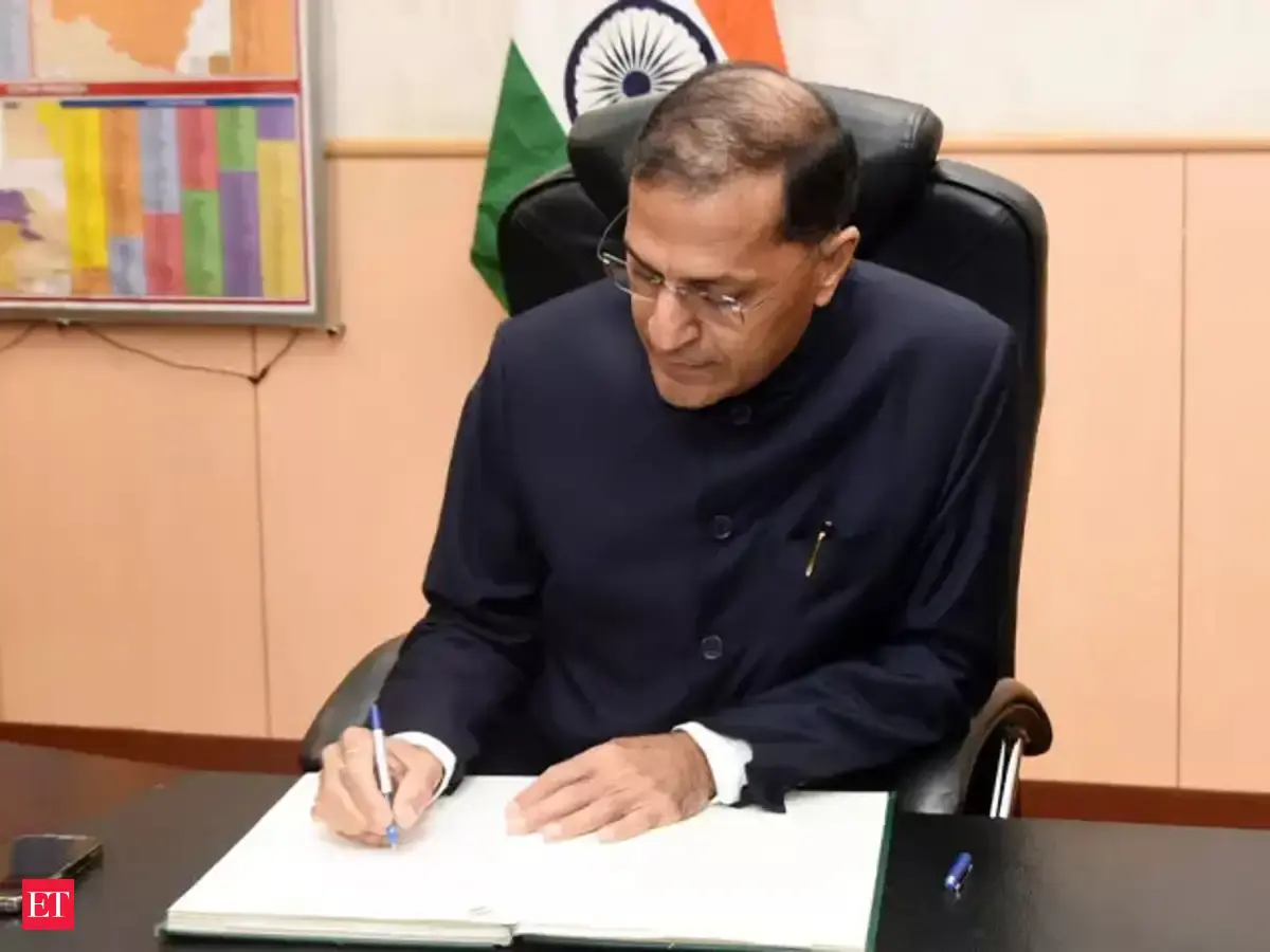 ias arun goel: Retired IAS Arun Goel assumes charge as new Election ...