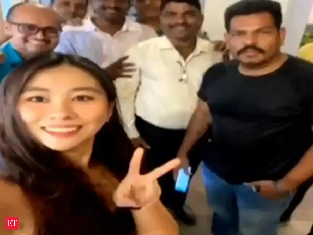Korean Youtuber who was harassed on streets of Mumbai, thanks the cops ...