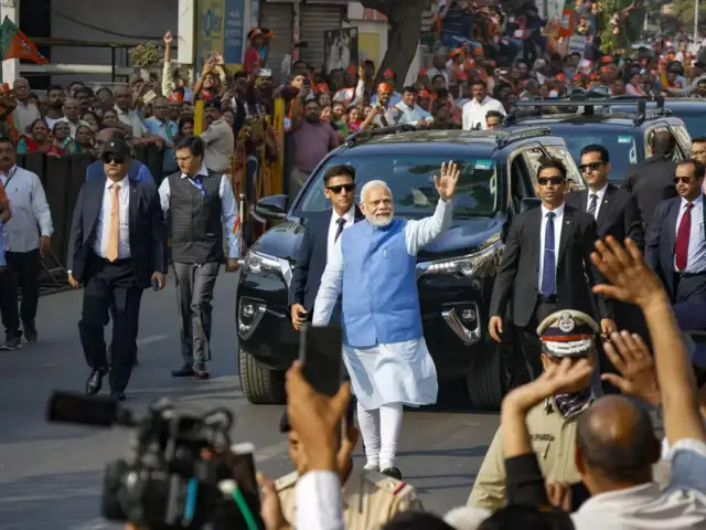 narendra modi: Gujarat election 2022 news: PM Narendra Modi casts vote in Ahmedabad - PM arrives ...