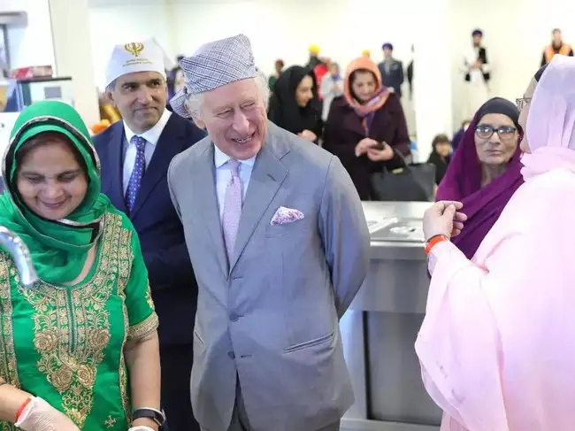 King Charles III: King Charles visits UK gurdwara 'langar', offers ...