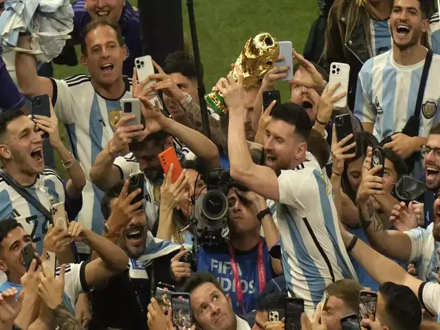 Argentina World Cup Victory Celebration: Argentina supporters around ...