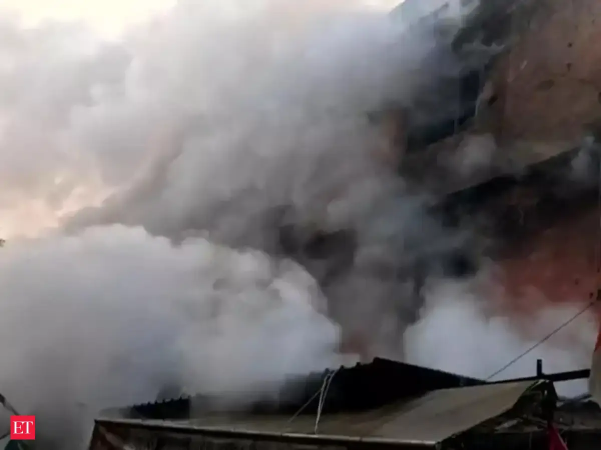 Delhi: Massive fire breaks out inside Vikaspuri building, 11 fire ...