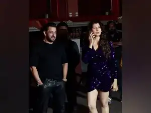 sangeeta bijlani: Salman Khan’s forehead kiss for ex-girlfriend Sangeeta Bijlani grabs the ...