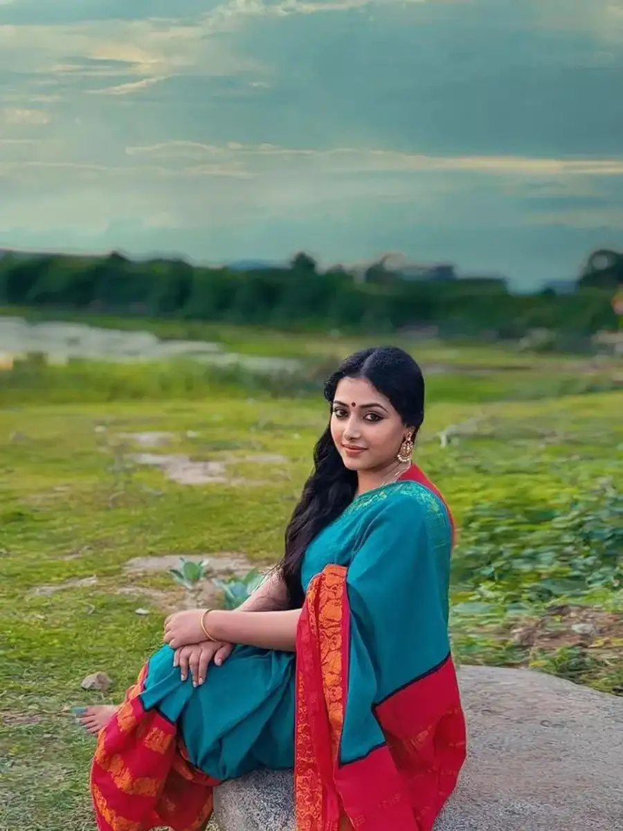 Anu Sithara's saree looks | mirchiplus