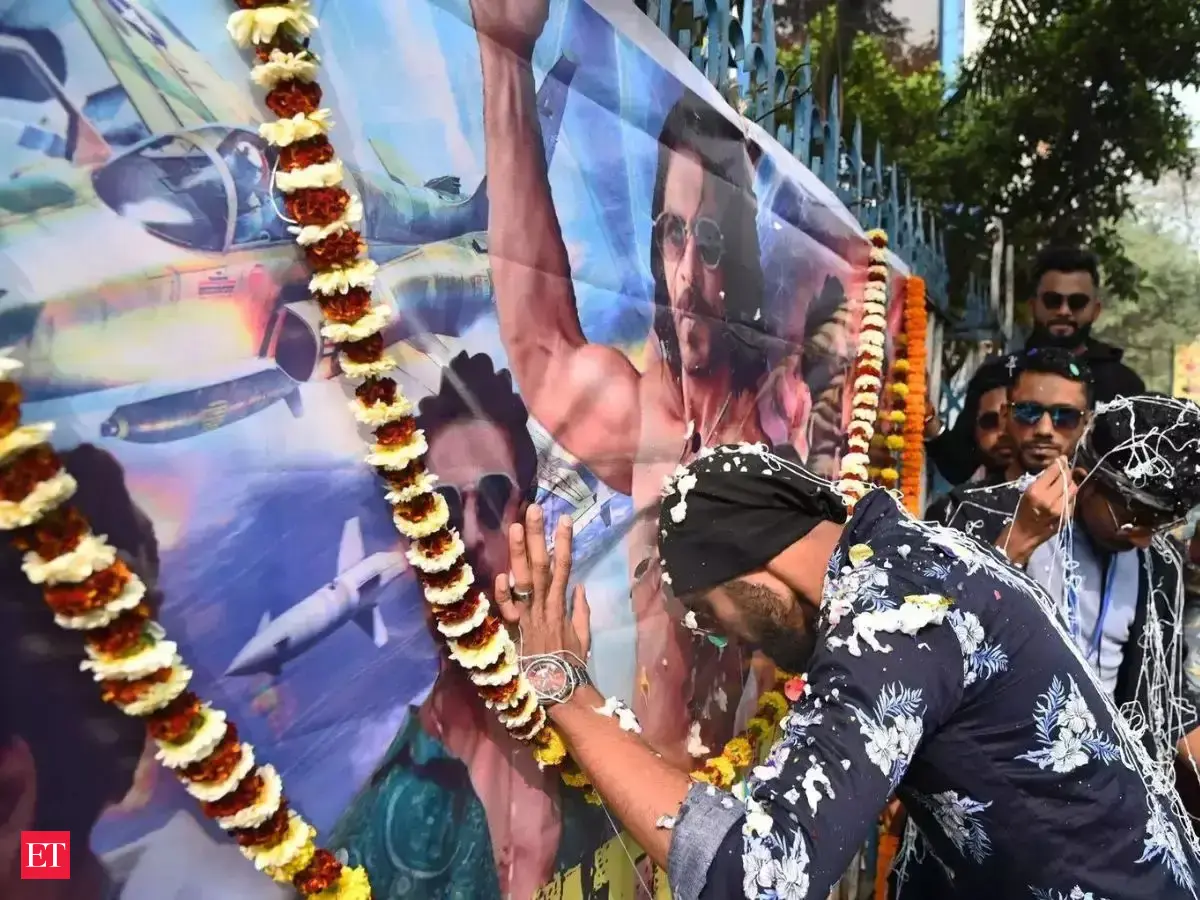 pathaan: Forgetting 'Boycott' calls, fans worship SRK's Pathaan on ...