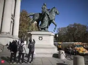 new york: Eight-foot-tall golden statue atop New York City courthouse ...
