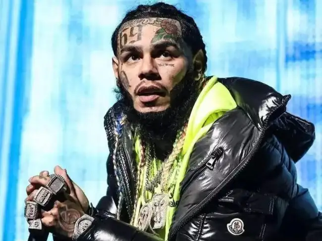 Rapper Tekashi 6ix9ine physically assaulted by a group at Florida gym ...