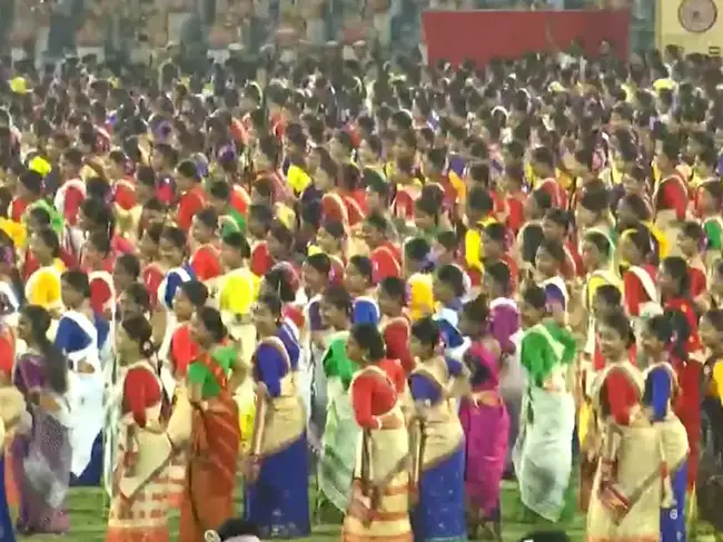 'Bihu' performance with 11,304 dancers, drummers enters Guinness World ...