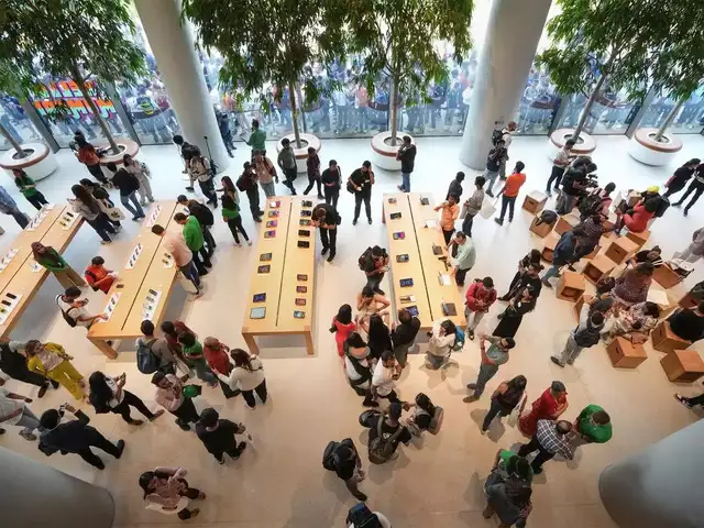 Tim Cook greets customers as Apple opens first retail store in India ...