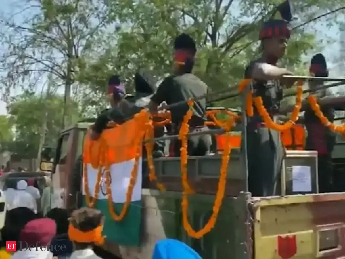 sepoy sewak singh: Punjab: People pay tributes as mortal remains of ...