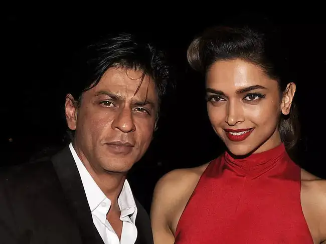 shah rukh khan: ‘Pathaan’ pair Shah Rukh Khan & Deepika Padukone spotted filming a song for ...