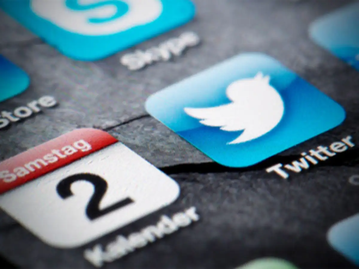 Twitter: Twitter Audit separating fake followers from real followers ...