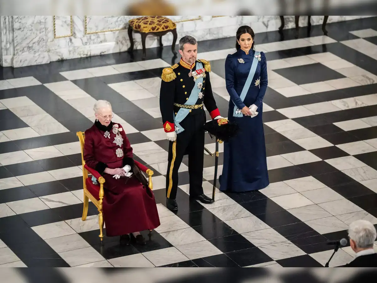 Bow To The Queen Queen Mary Bows To Elizabeth | The Crown (Eileen