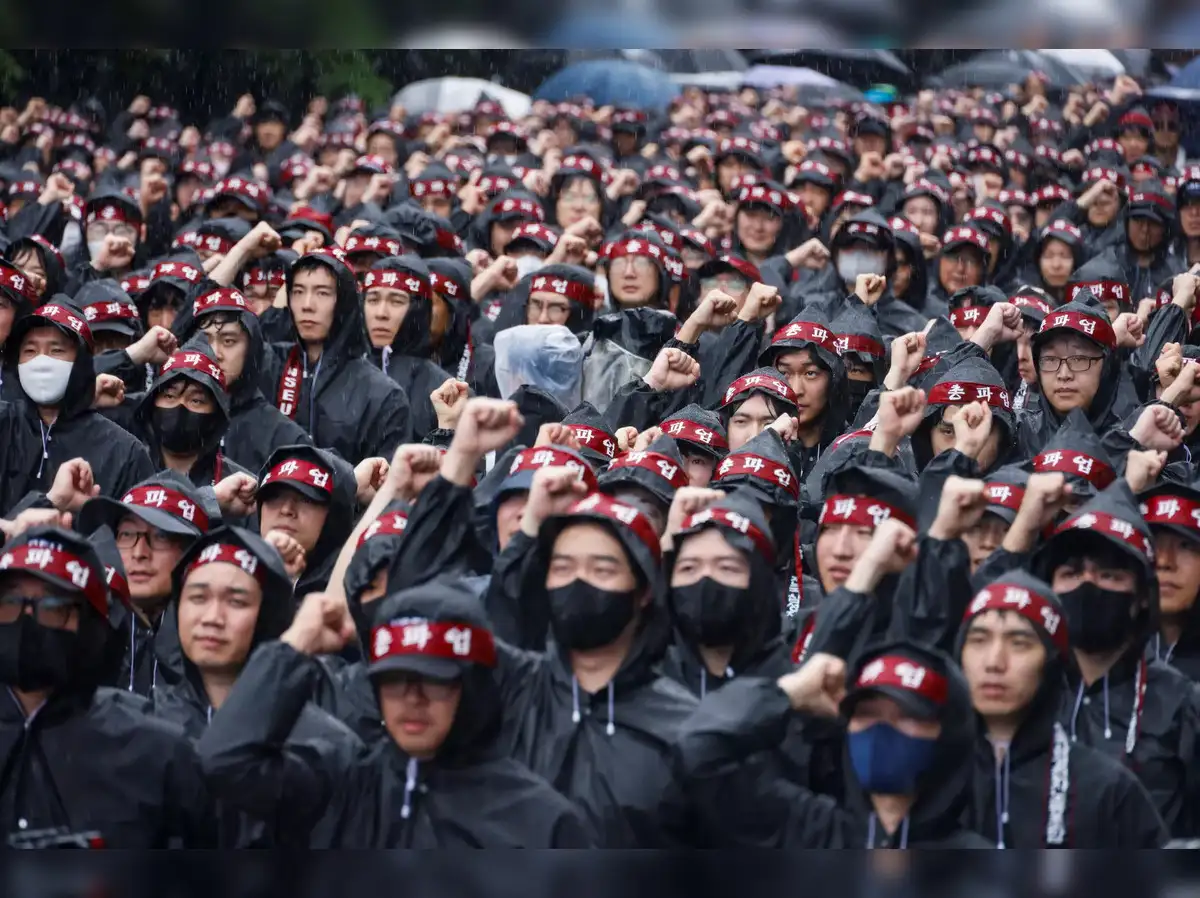 NSEU: ET Explainer: Why are South Korean Samsung workers protesting ...