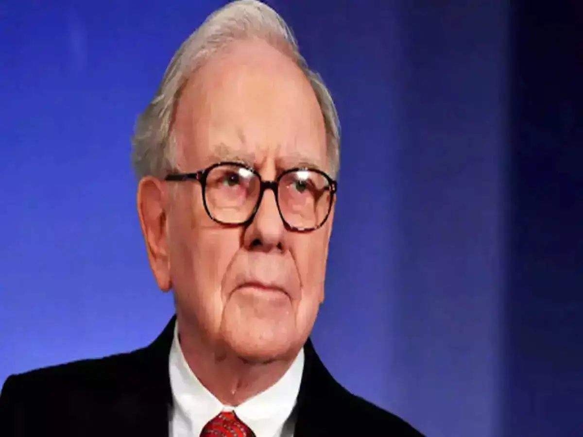Warren Buffett: Warren Buffett is sitting on over $325 billion cash as ...