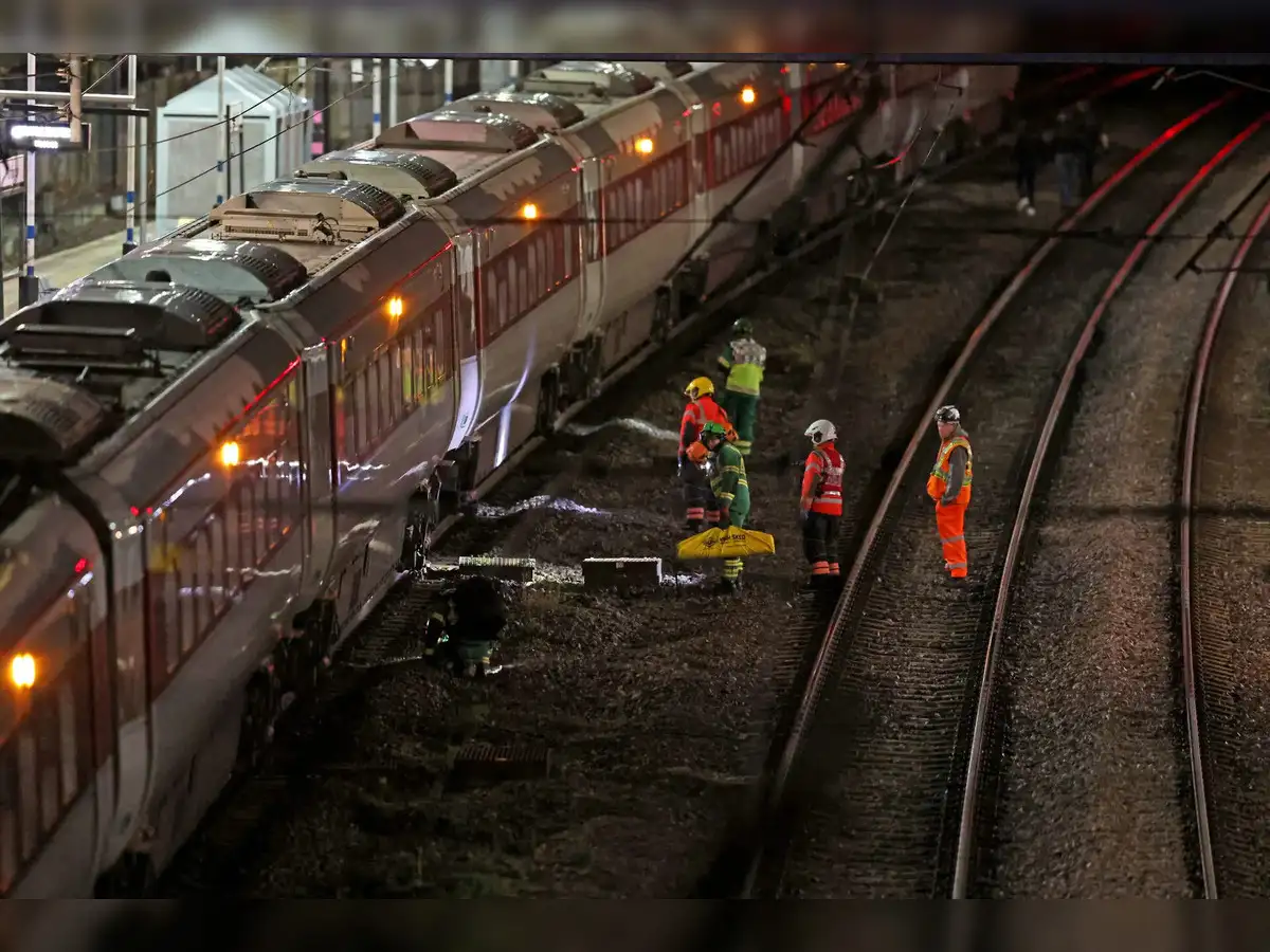 London Mass Stabbing: 10 injured, nine critical after knife attack on ...