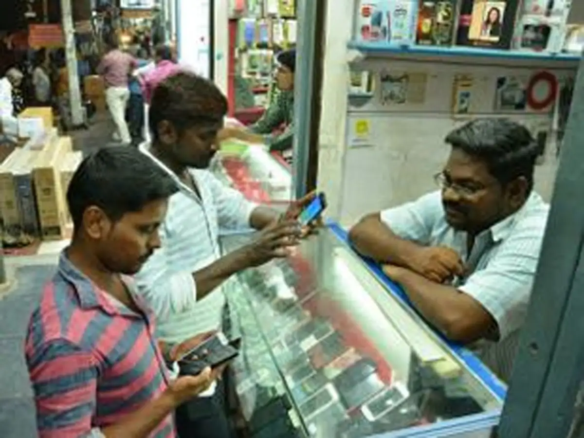 Mobile retail: Mobile retail stores await clarity on GST, keep stock at ...