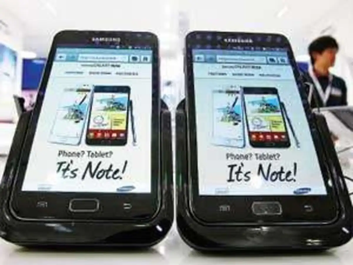 Samsung: Samsung keeps pace with Apple in smartphone war - The Economic ...