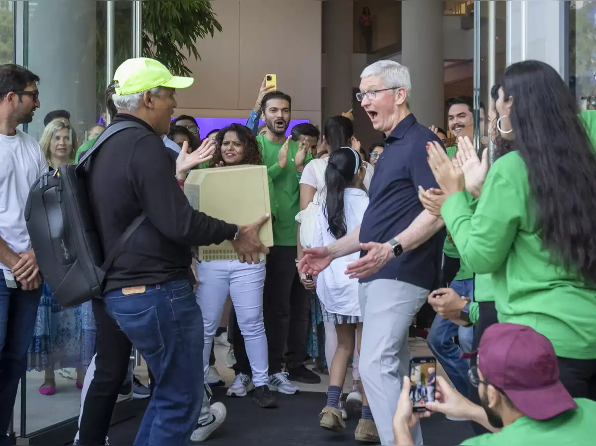 apple india store launch: Thousands of Apple fans turn up for first ...