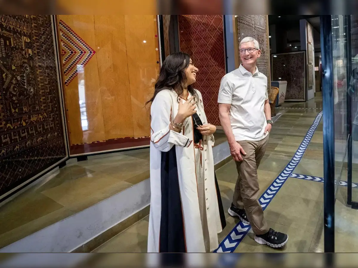 Apple Delhi: Apple CEO in Delhi on 2nd leg of India visit; tours crafts ...