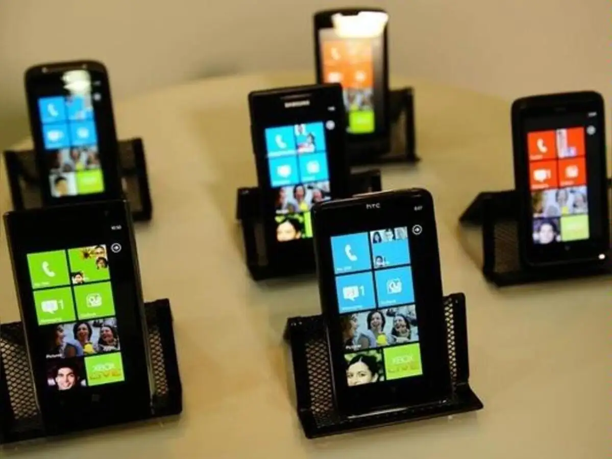 Smartphones now a majority of mobile sales: Survey - The Economic Times