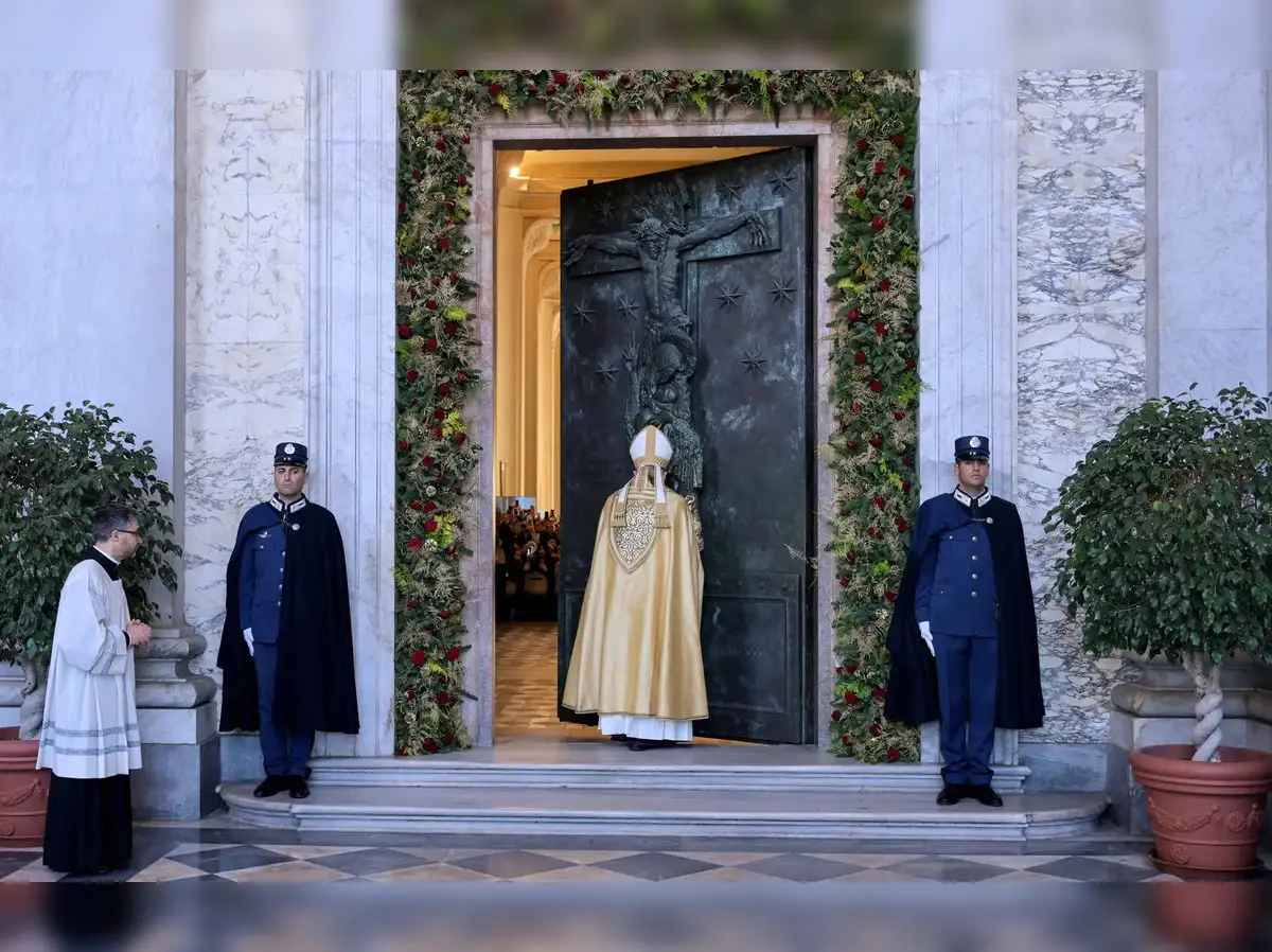 Rome welcomed record 33.5 million pilgrims for Catholic Holy Year - The ...