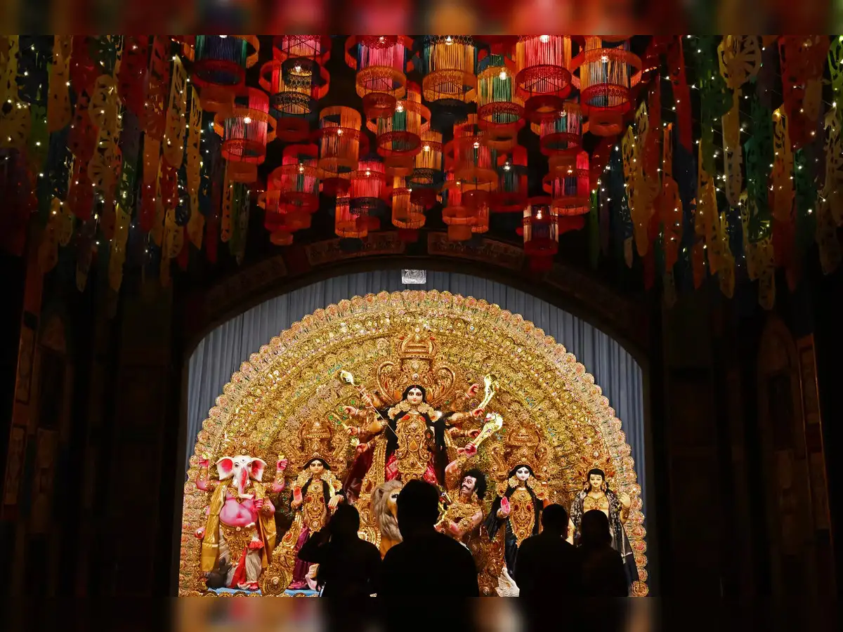 Durga Puja: Watching pandals being built - The Economic Times