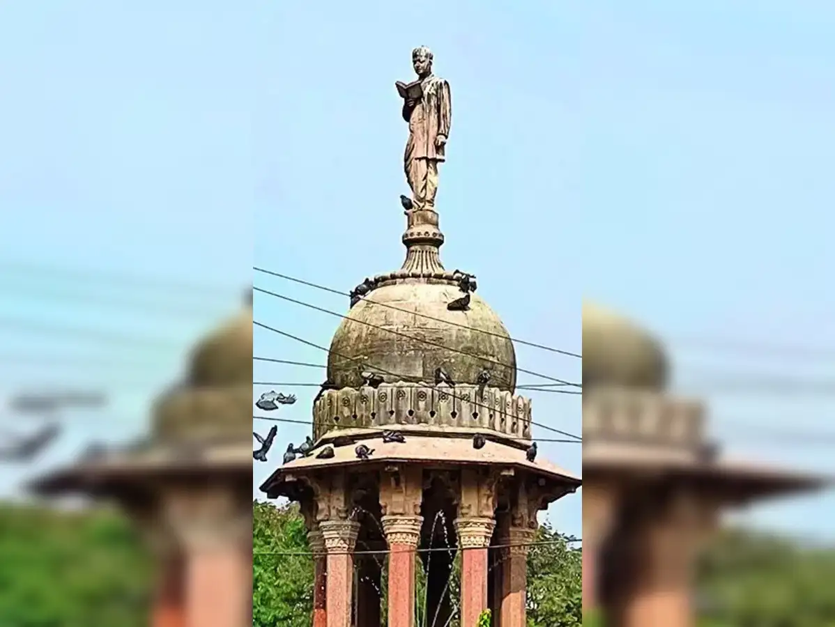 Mumbai Statues: Statue-tory warning: Fort's boy wonder is an Anomaly ...