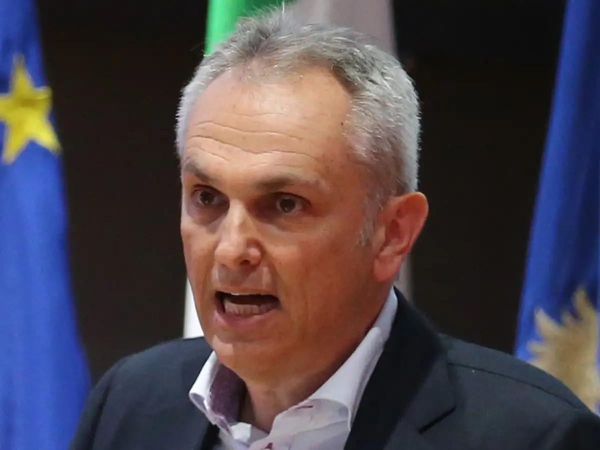 apple: Apple CFO Luca Maestri sells stock worth $16.9 million - The ...