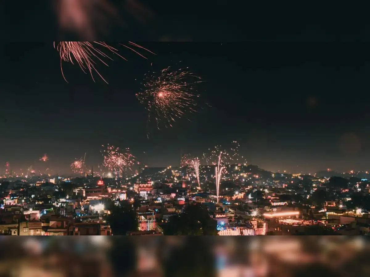 Fingers Crossed: Awaiting Diwali night and the air quality aftermath ...