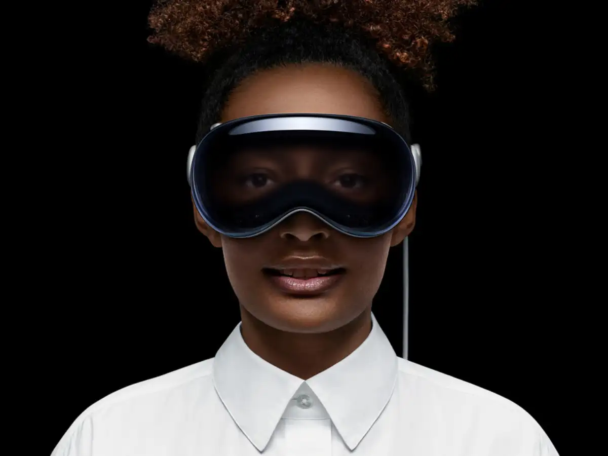 apple vision pro injury risks: Apple says using Vision Pro with some ...