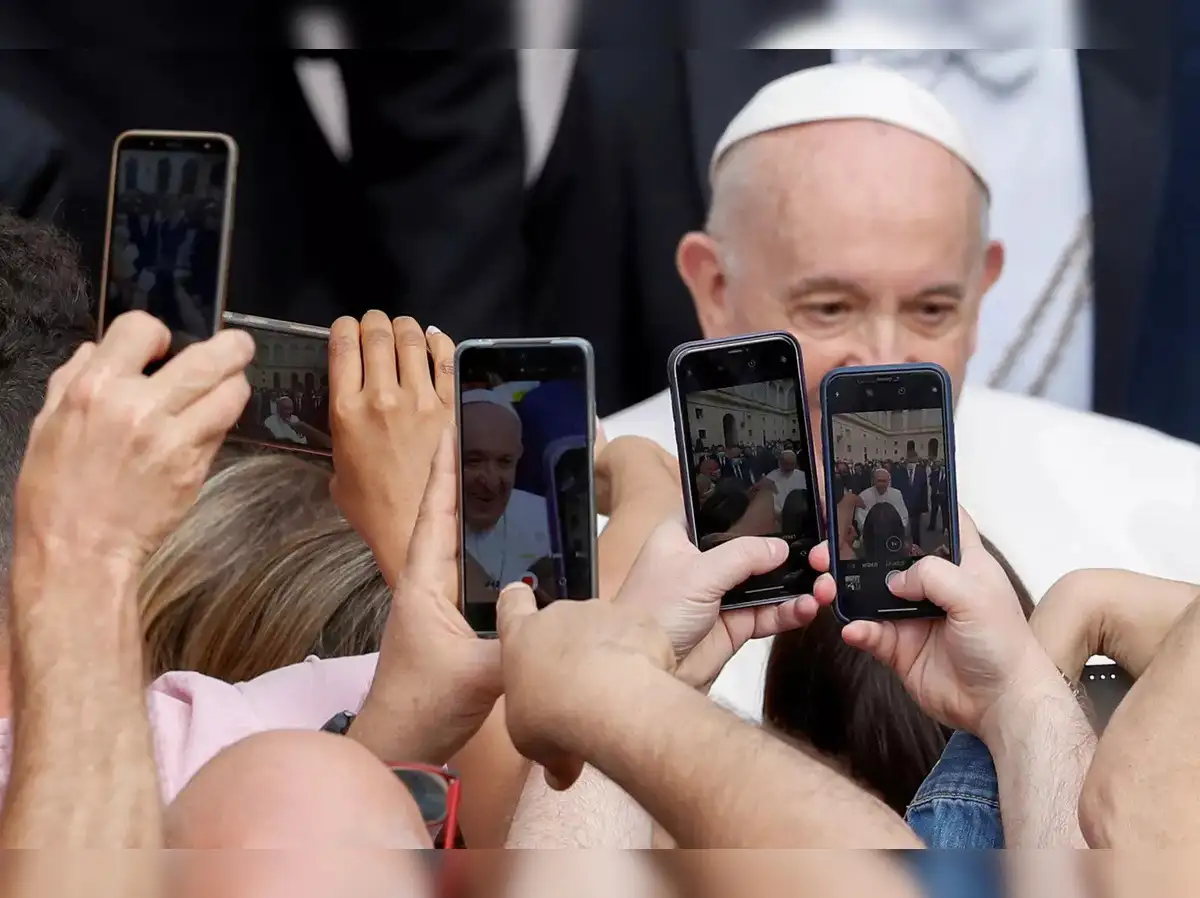 pope francis: Mobile phone critic Pope Francis meets Apple chief Tim ...