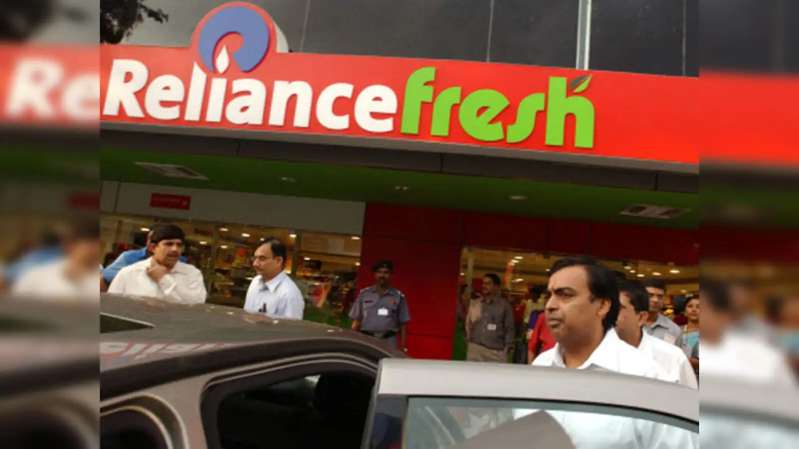Reliance Fresh Logo Reliance Retail & Clarks Split After 2 Years BW