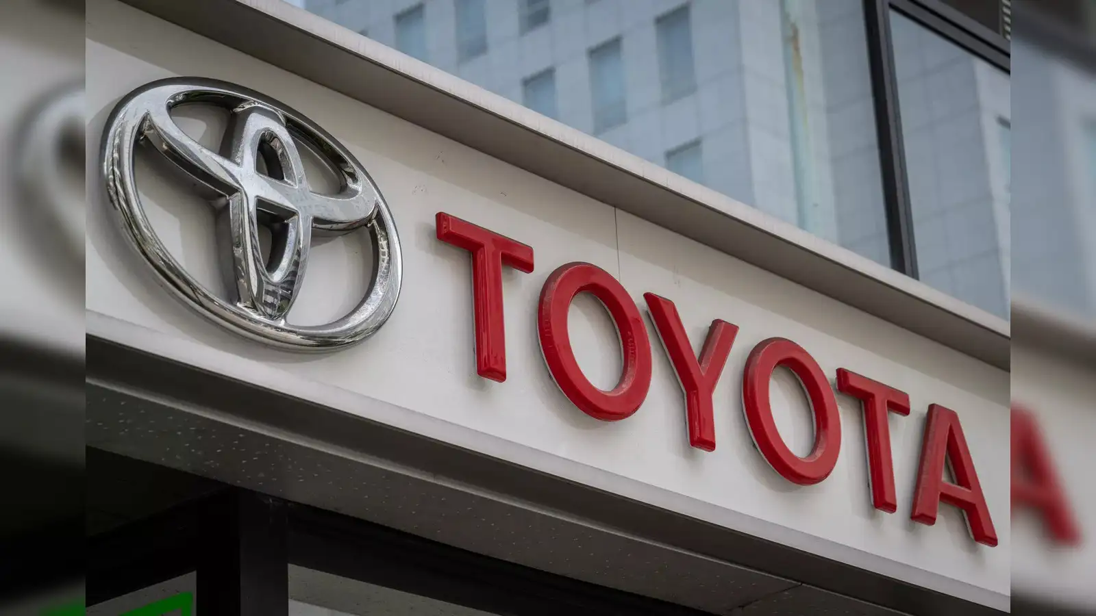 Japanische Autologos Suzuki Logo On A Car (is A Japanese Multinational