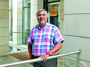 Vinod Gupta: Bill & Hillary Clinton's good friend back in the role of ...